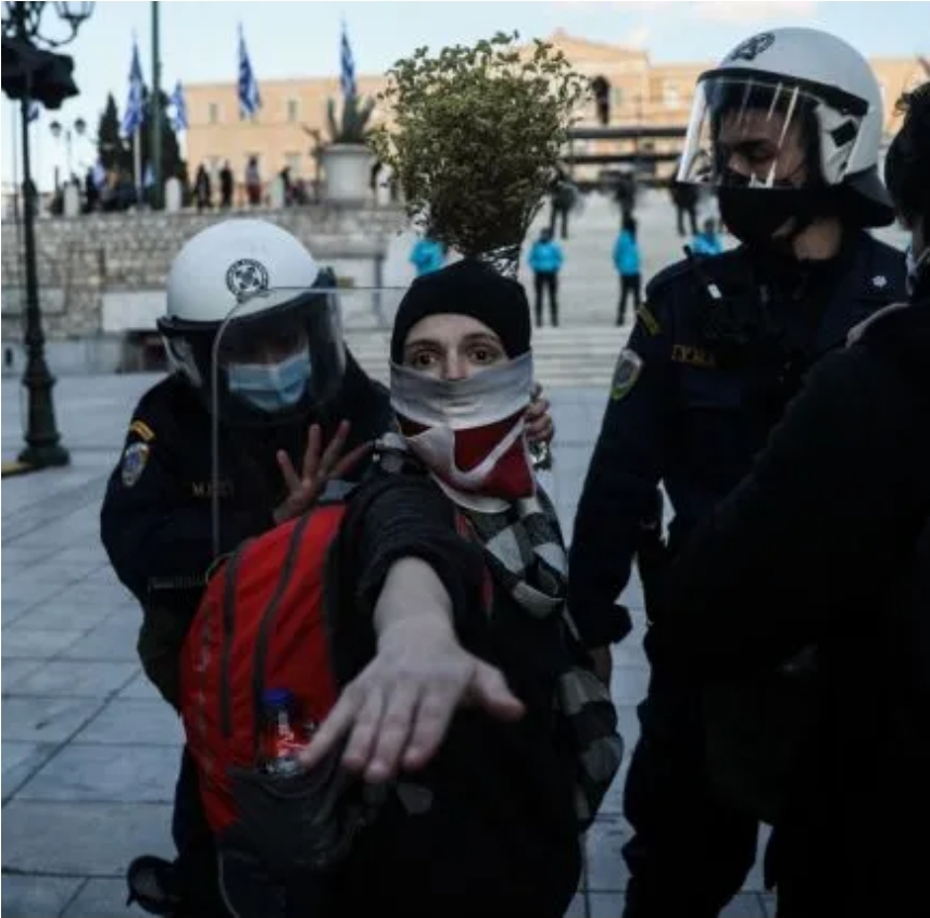 «Εντολή Αττικάρχη η απώθηση της διαδηλώτριας στο Σύνταγμα, και για άλλη ...