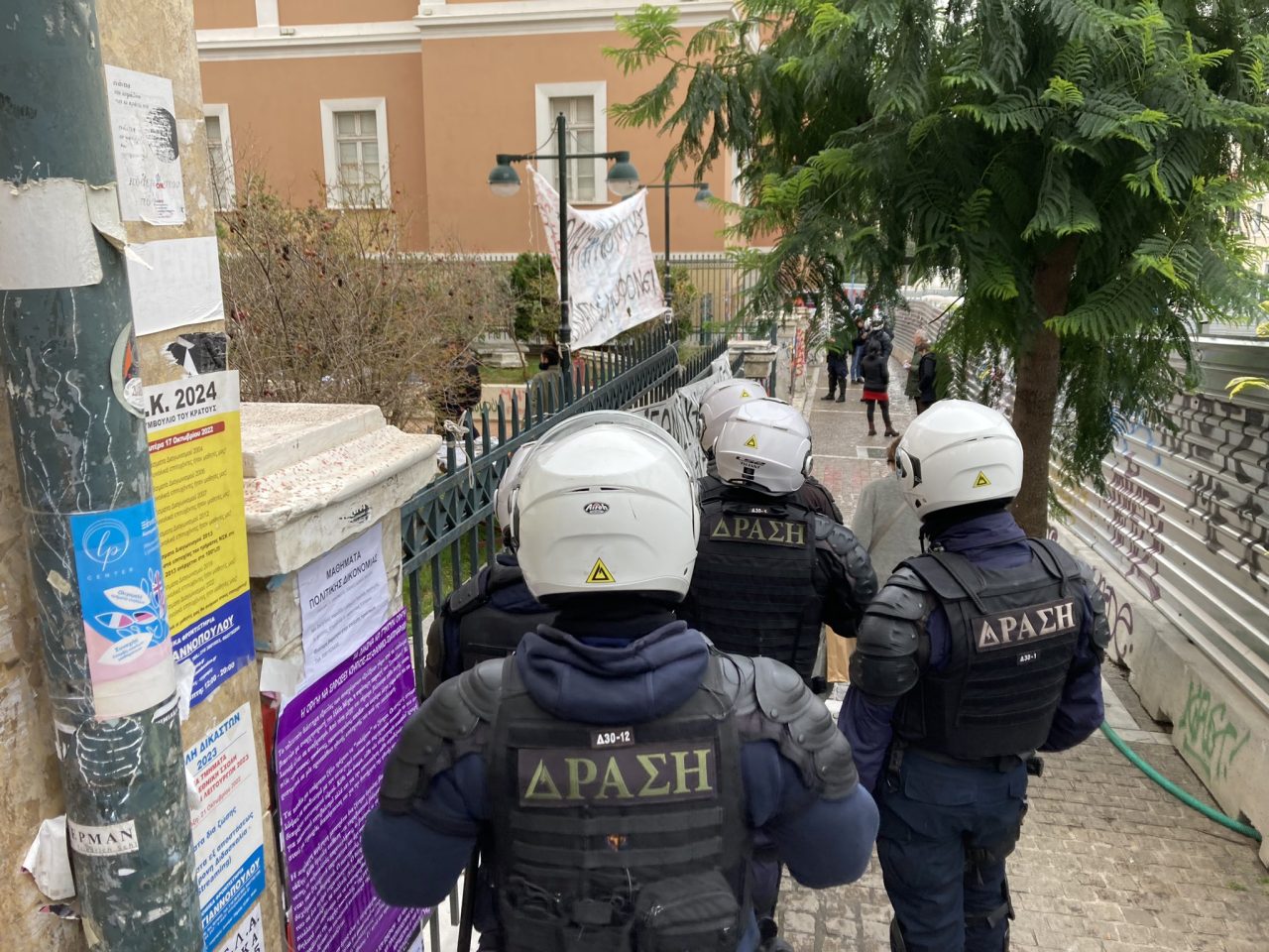 Αθήνα: Αστυνομική επιχείρηση για την εκκένωση κατάληψης της Νομικής του ...
