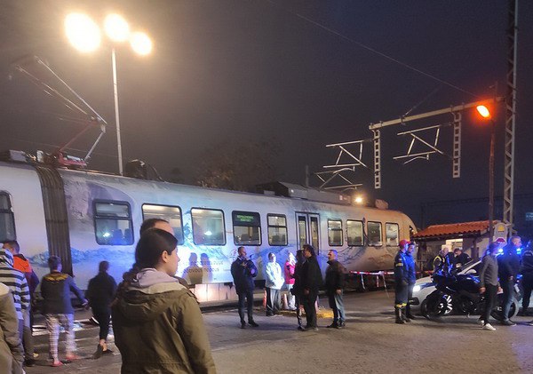 Ο ανήλικος εισήλθε στη σιδηροδρομική γραμμή, αγνοώντας τις υποδείξεις ...