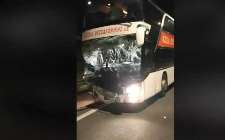 Πλαταμώνας: Λεωφορείο του ΚΤΕΛ ΘΣΝ προσέκρουσε σε ακινητοποιημένα στη ...